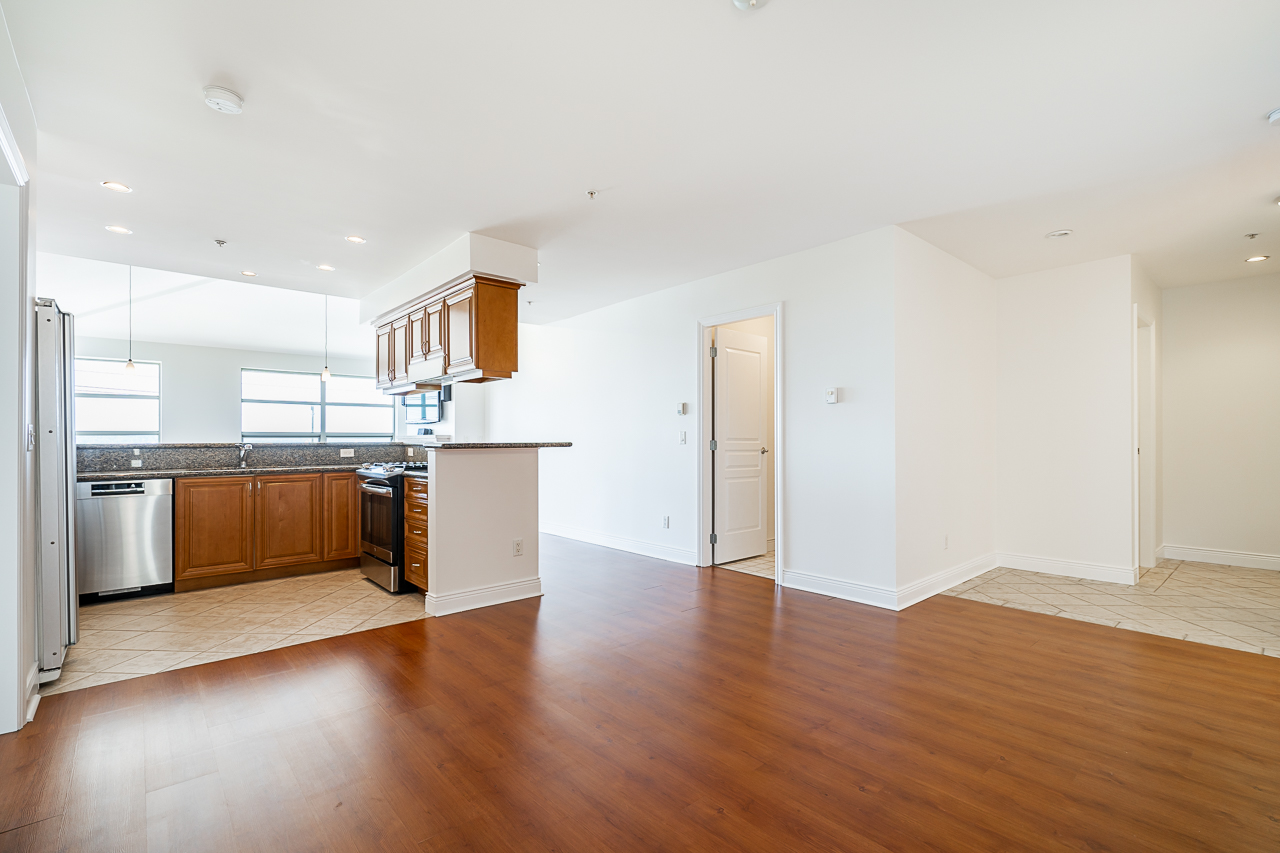 #205 – 2418 Marine Drive » Eric Christiansen