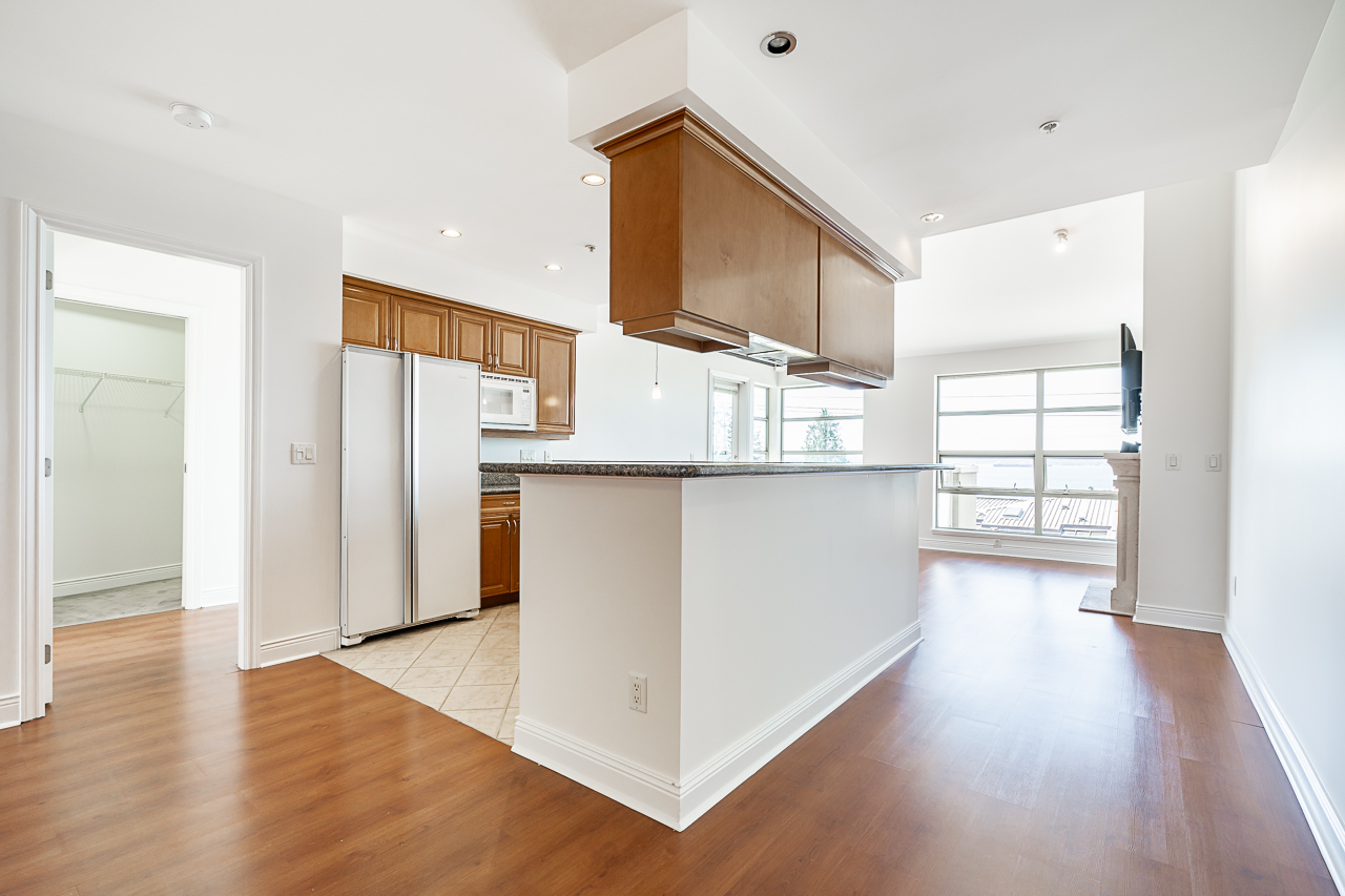 #205 – 2418 Marine Drive » Eric Christiansen