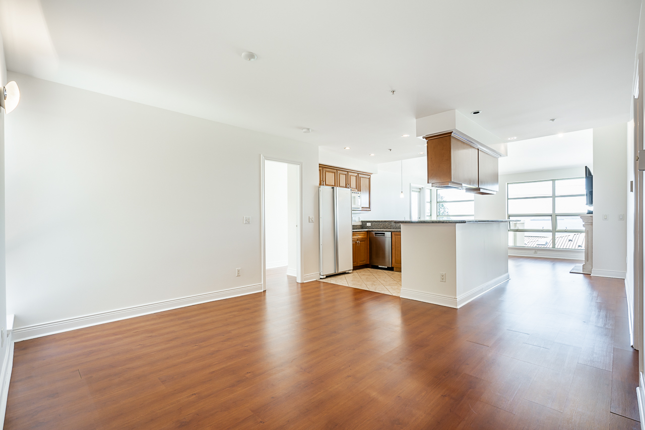 #205 – 2418 Marine Drive » Eric Christiansen